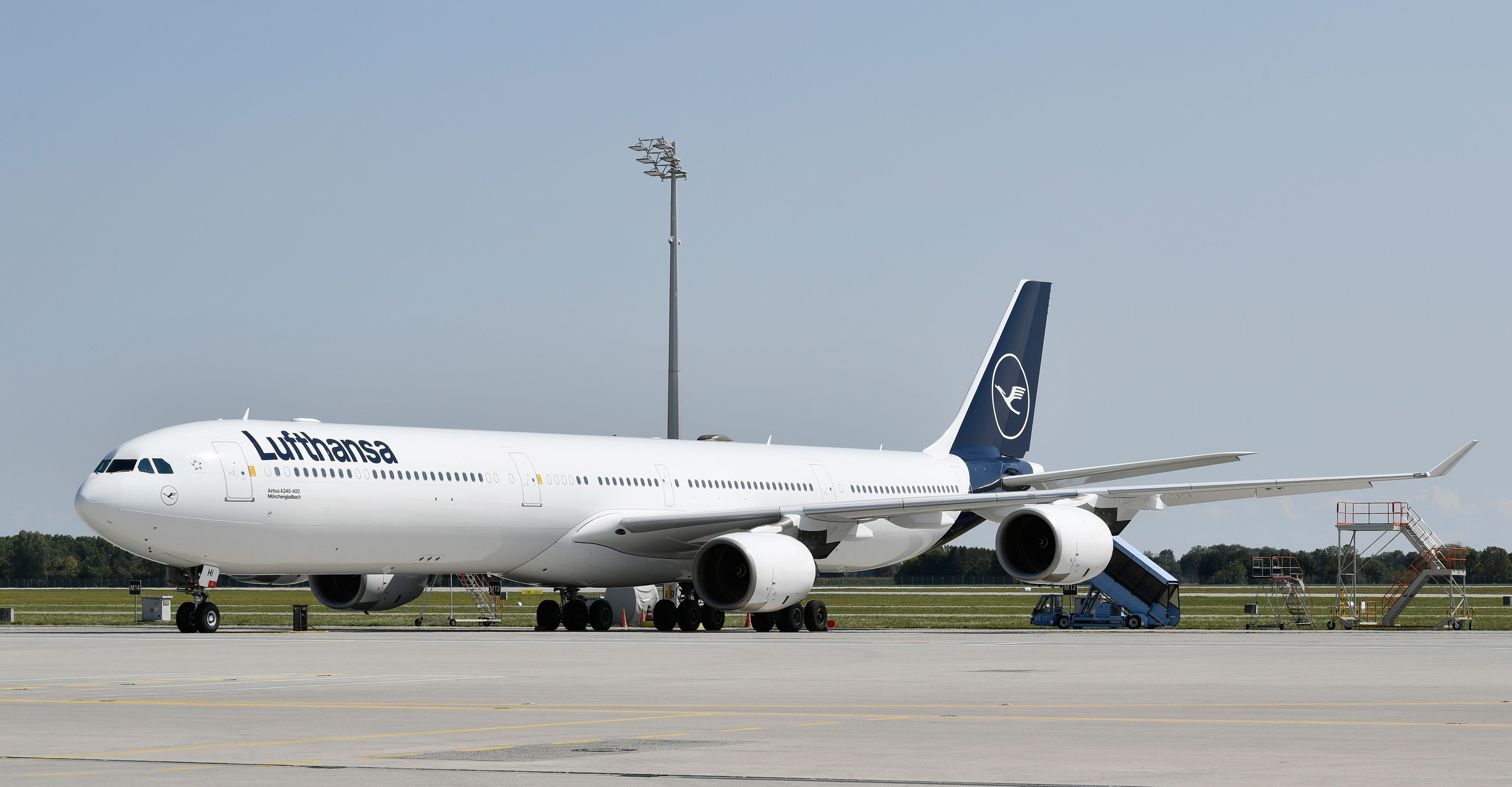Lufthansa fliegt Airbus A340 auf Kurstrecke | First Class Sessel für ...