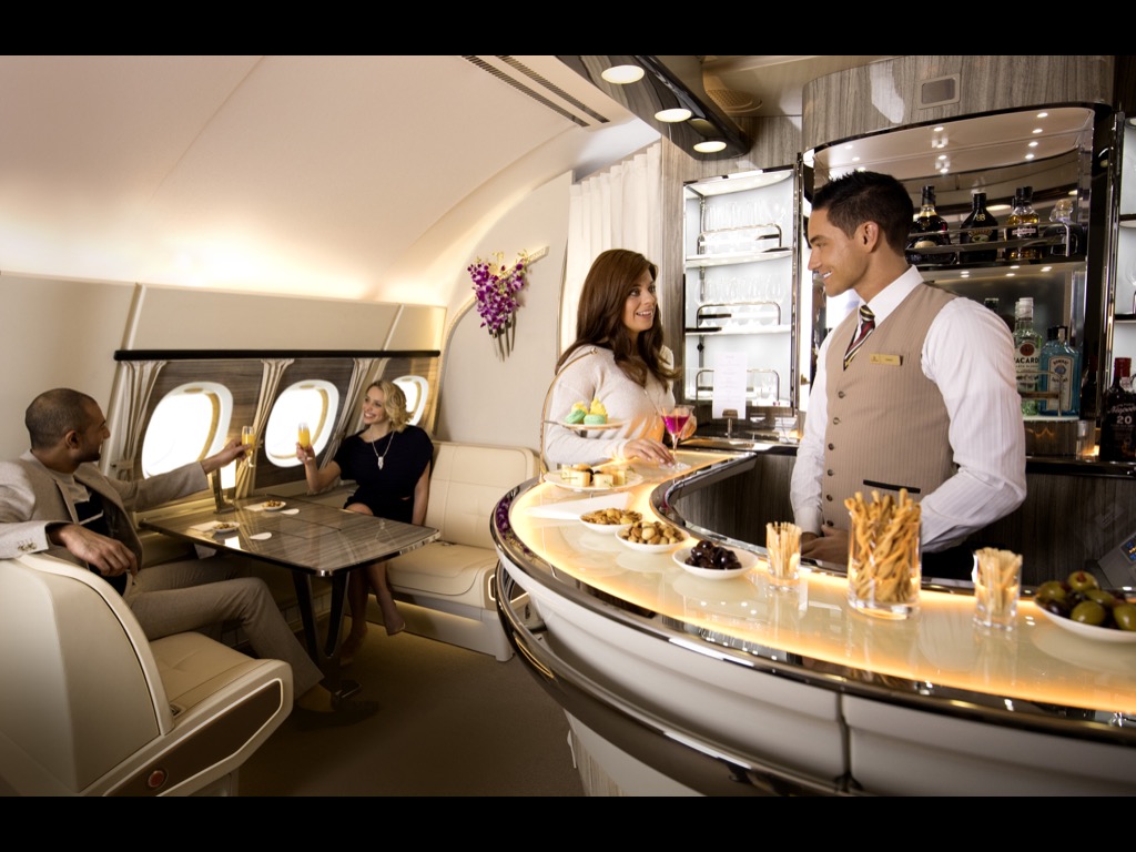 Emirates plant eine Bar an Bord der neuen Airbus A350 und Boeing 787 ...