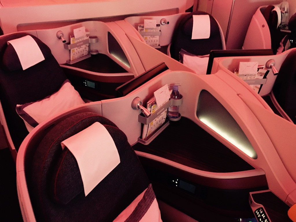 Review: Qatar Airways Business Class Airbus A350-900 Rom nach Doha "Red ...