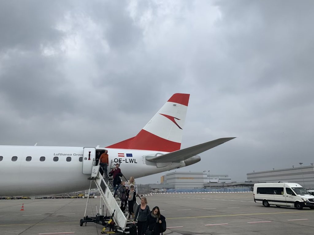 Austrian Airlines: Exklusiver Business Class Bus beim Boarding in ...
