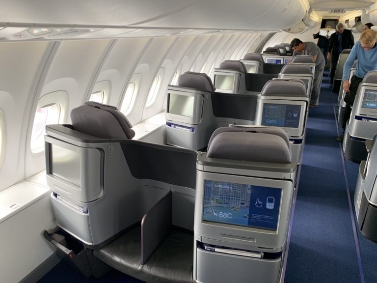 Review: Lufthansa Business Class Boeing 747-8 "Upper Deck" Frankfurt ...