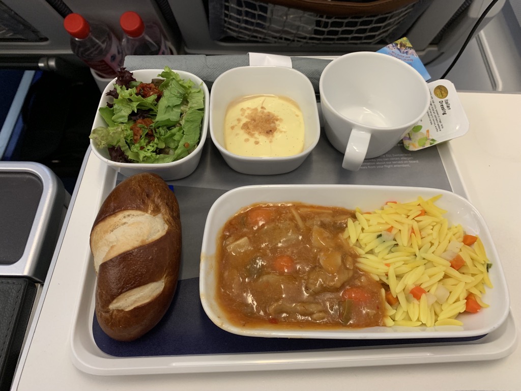 Lufthansa spart am Essen in der Economy und Premium Economy ...