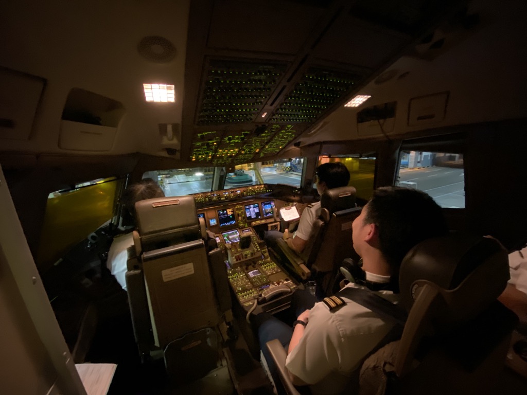 Review: Singapore Airlines First Class Boeing 777-300ER Hong Kong nach ...