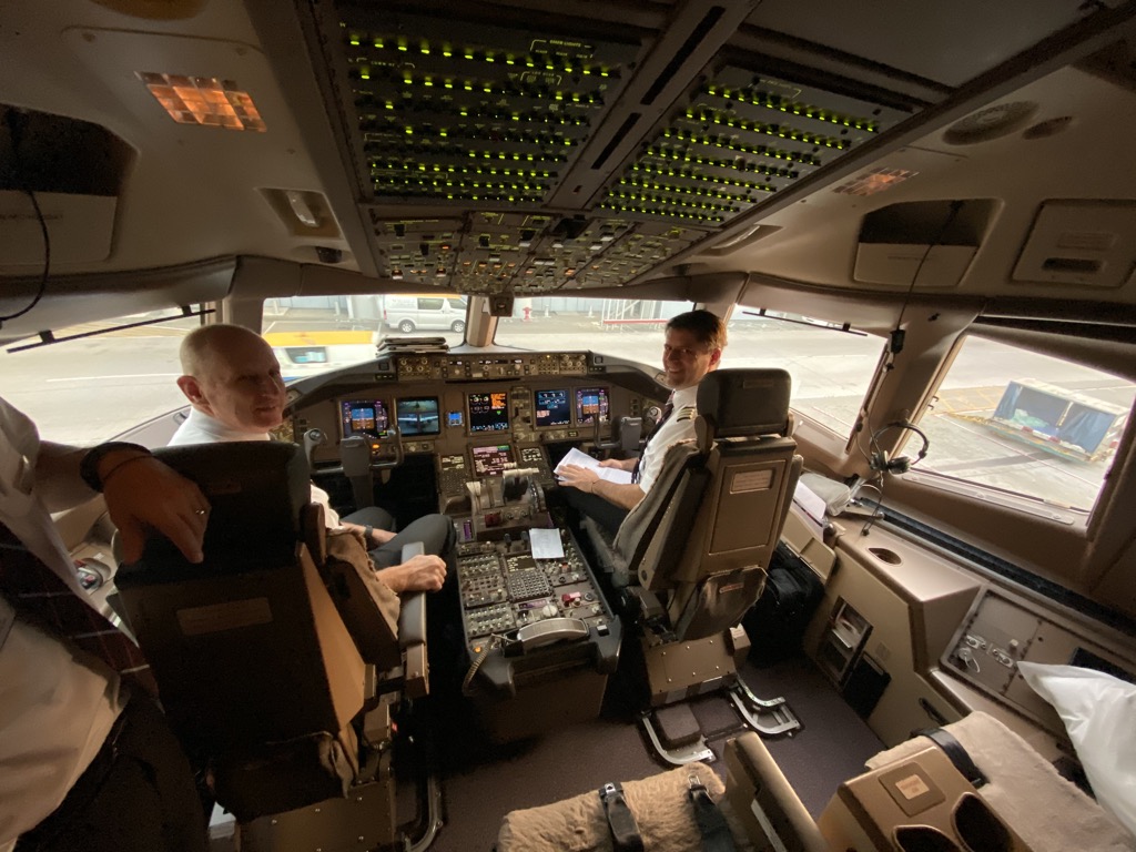 Review: Swiss First Class Boeing 777-300ER Zürich nach Hong Kong ...