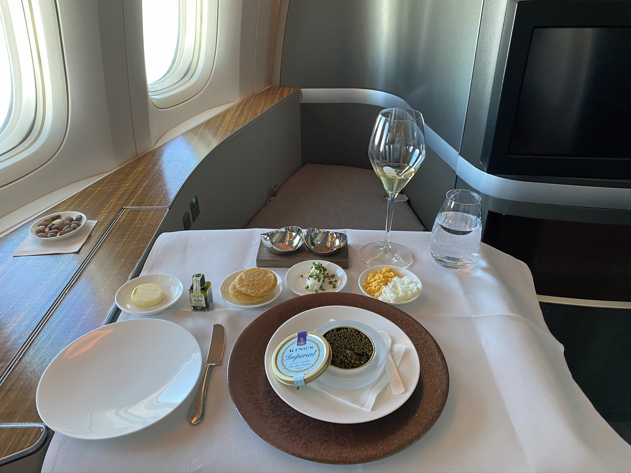 Review: Cathay Pacific First Class Boeing 777-300ER Frankfurt nach Hong ...