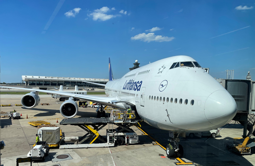 Lufthansa-Crew fesselt randalierenden Passagier in Boeing 747 – doch er entkommt - Frankfurtflyer.de