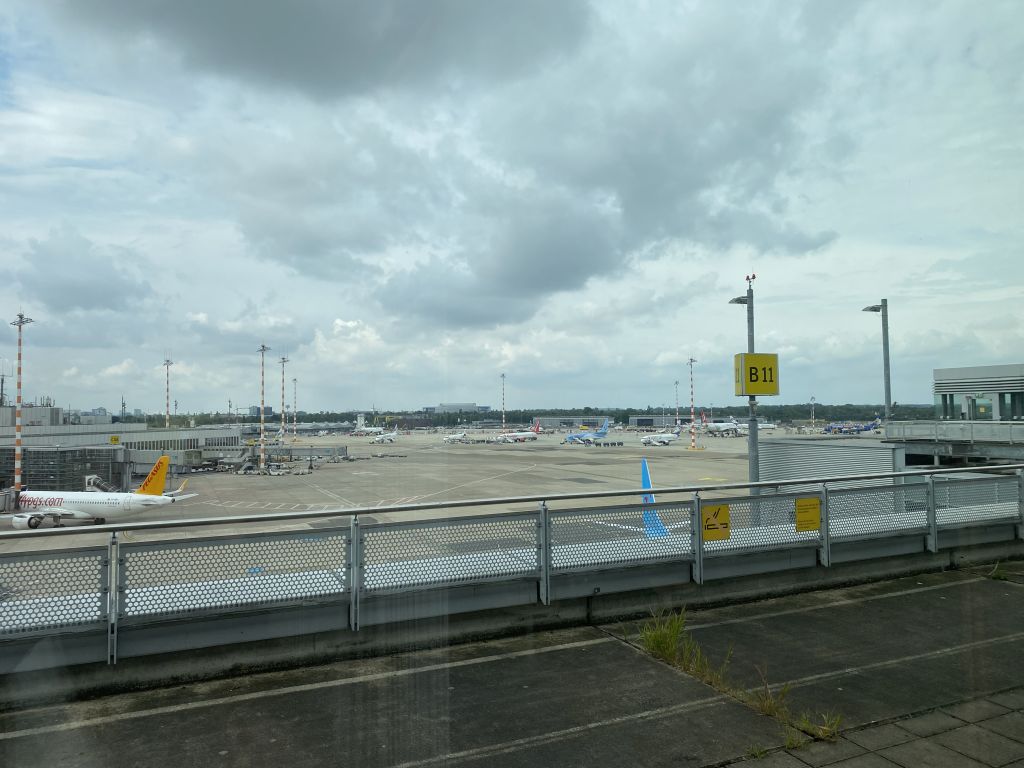 Störung des Flugverkehrs: Jetzt kommen hohe Schadensersatz-Forderungen auf die Letzte Generation ...