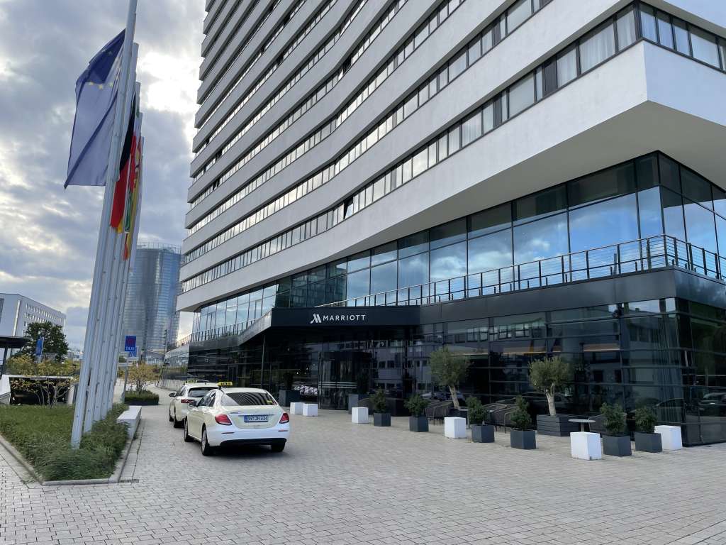 Review: Bonn Marriott Hotel - Jeder bitte nur ein Teil vom Büfett ...