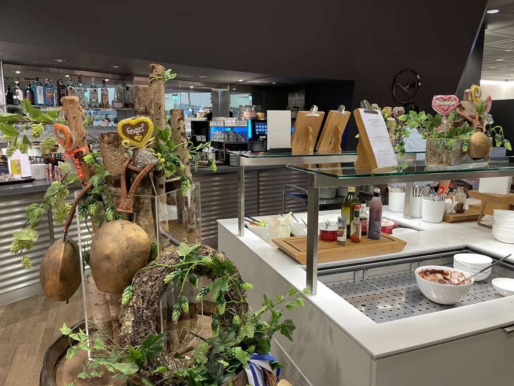 Review: Lufthansa Business Lounge München (MUC) Terminal 2 G-Gates ...